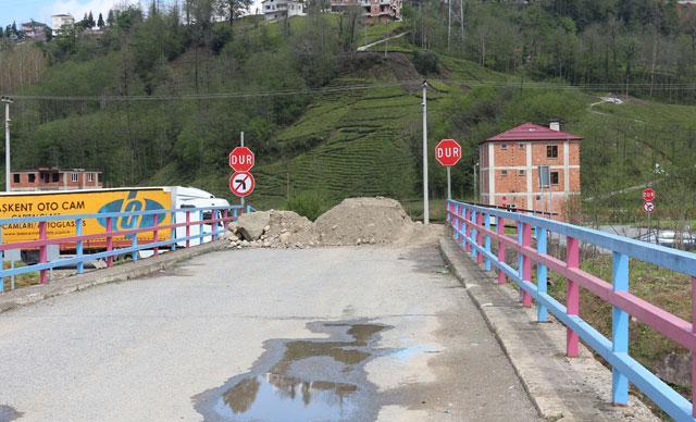 Rize-Trabzon arasındaki alternatif yollar, moloz dökülerek kapatıldı ...