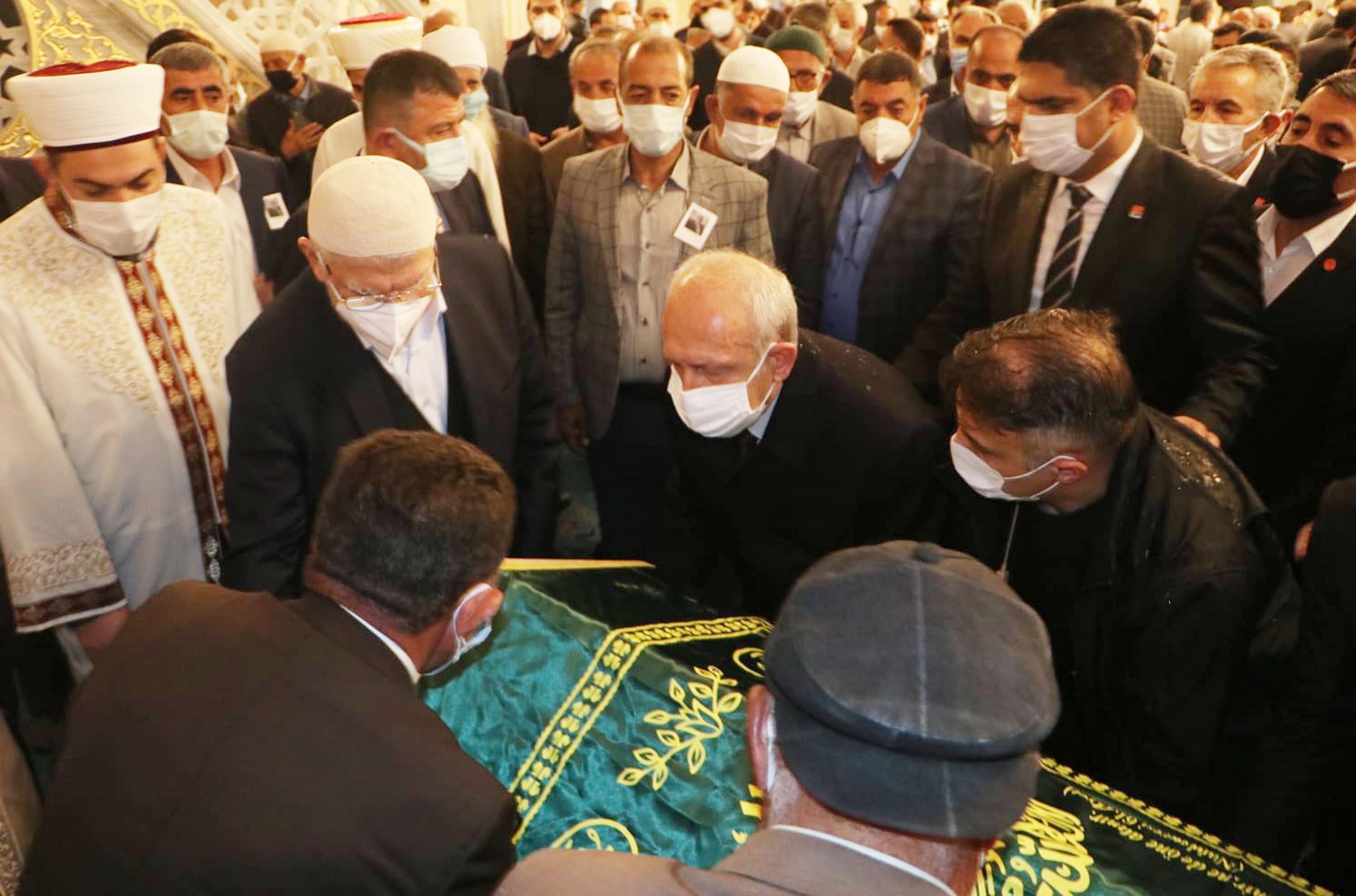 Eski Devlet Bakanı Cemil Erhan, son yolculuğuna uğurlandı - Son Dakika ...