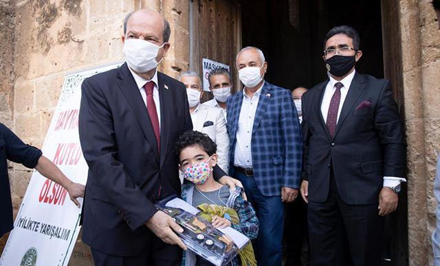 KKTC Cumhurbaşkanı Tatar, bayram namazını tarihi camide kıldı - Dünya ...