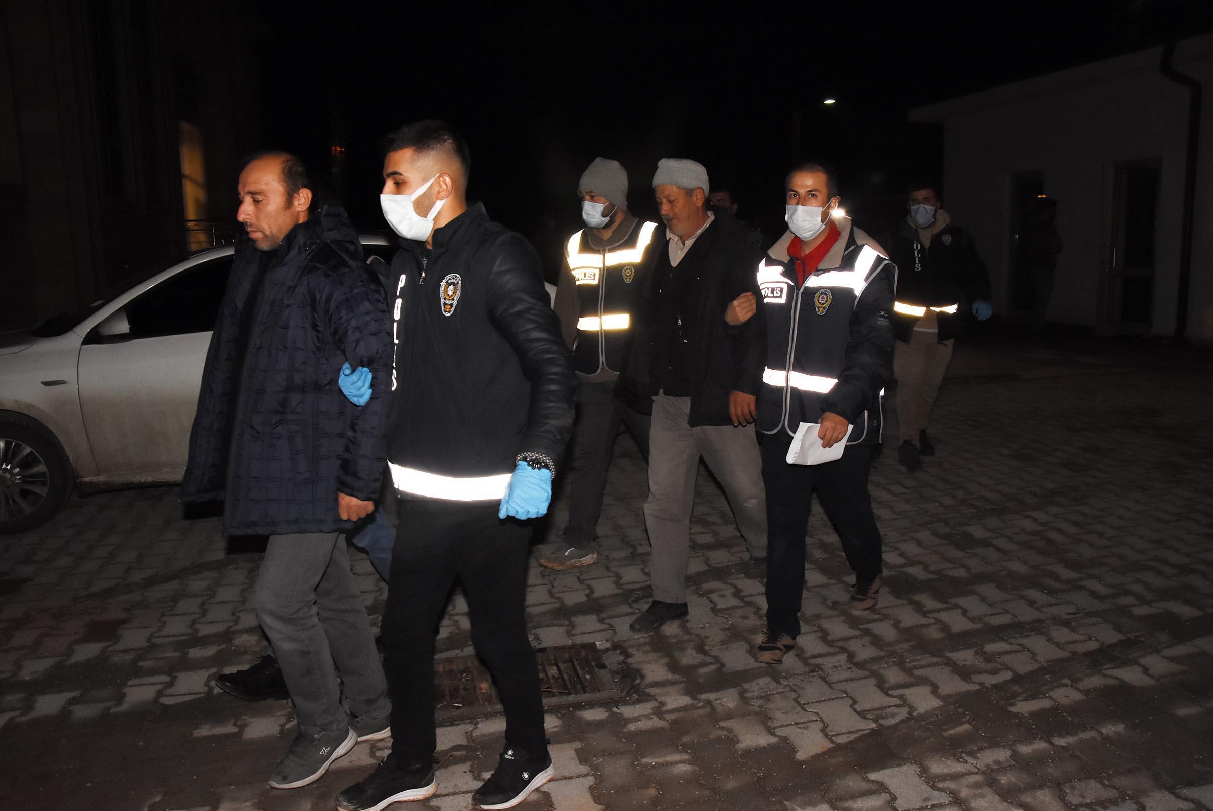 Roma dönemine ait gömülü mezar stelini çıkarmak isteyenlere suçüstü ...