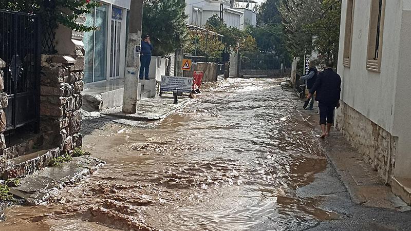 Bodrum'da sağanak; cadde ve sokaklar suyla doldu, sürücüler zor anlar ...