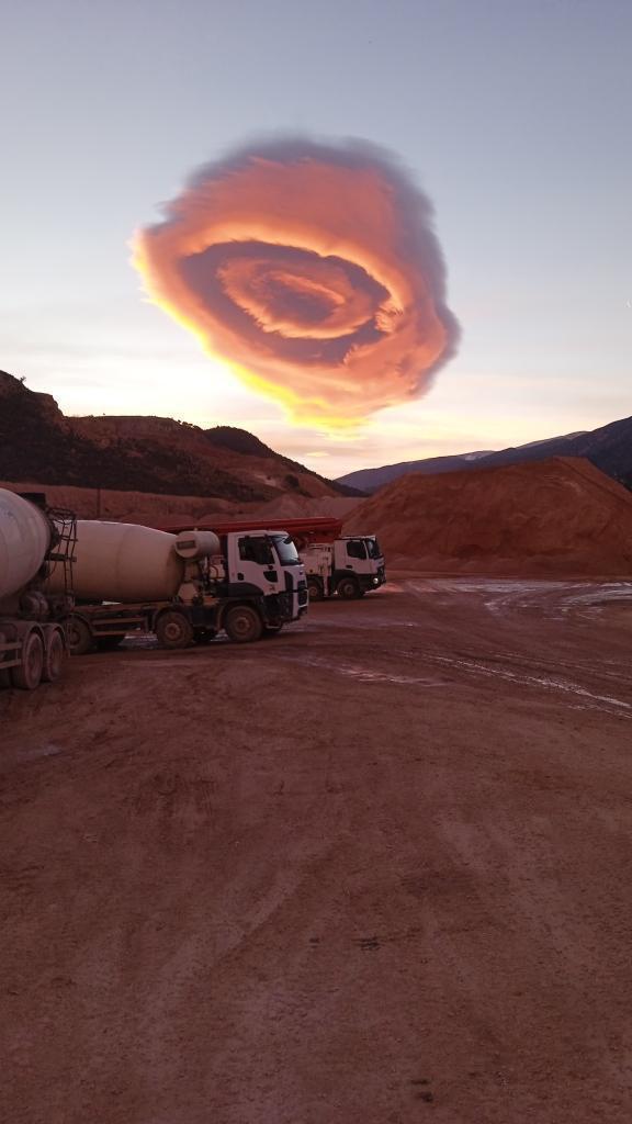 A reddish colored lenticular cloud spotted in Bursa, Turkiye - English News