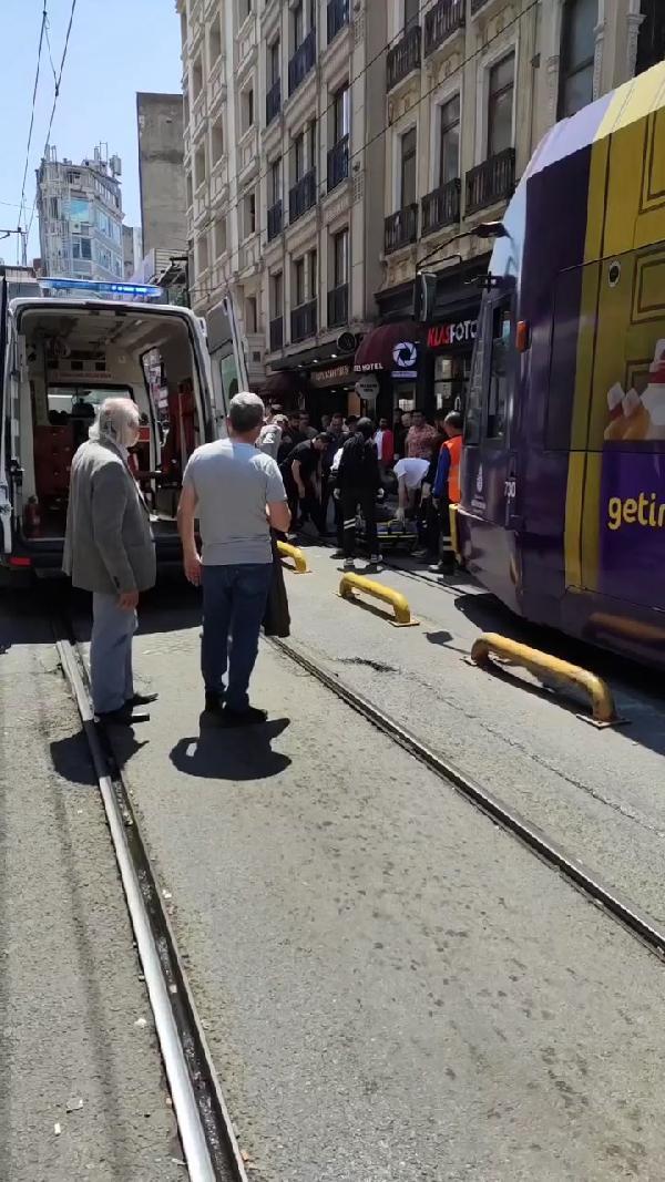 Sirkeci'de yayaya çarpan motosikletli yaralandı - İstanbul Merkez Haberleri