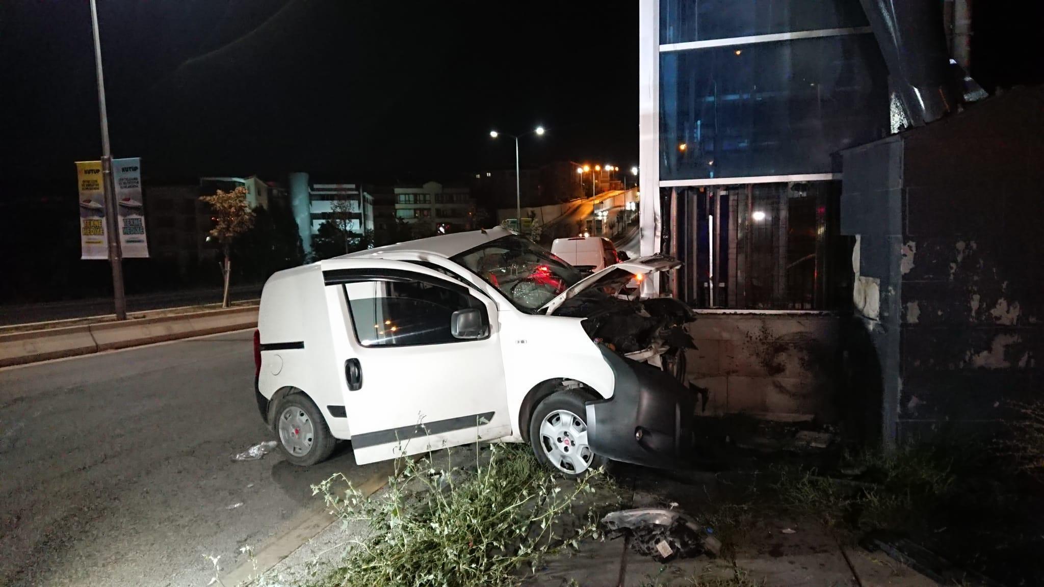 Hafif ticari araç, üst geçidin asansörüne çarptı: 2 ölü, 1 yaralı - Son ...