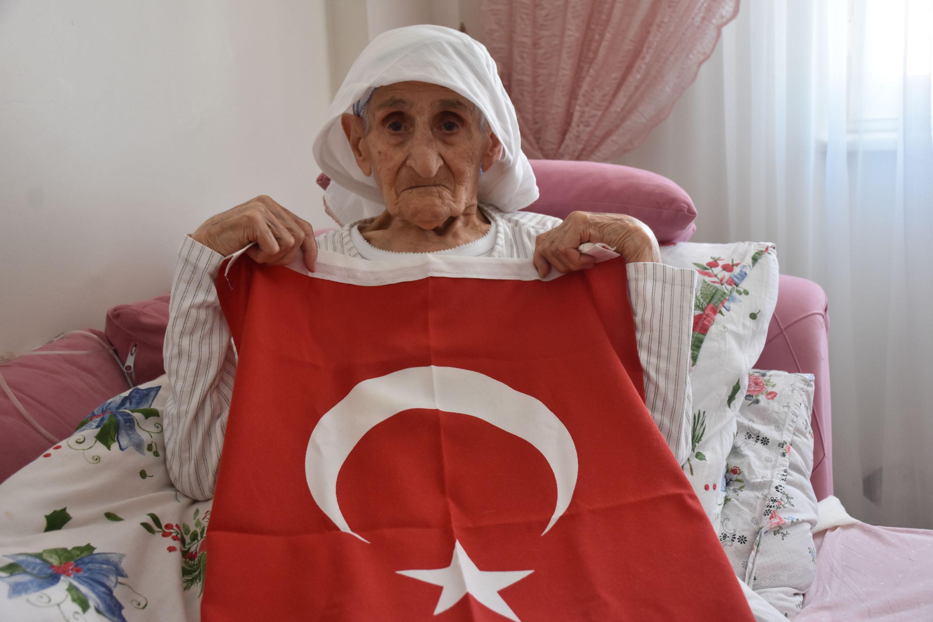 103 yaşındaki Zeynep Gülbil'in bayrak sevgisi - Gündem Haberleri