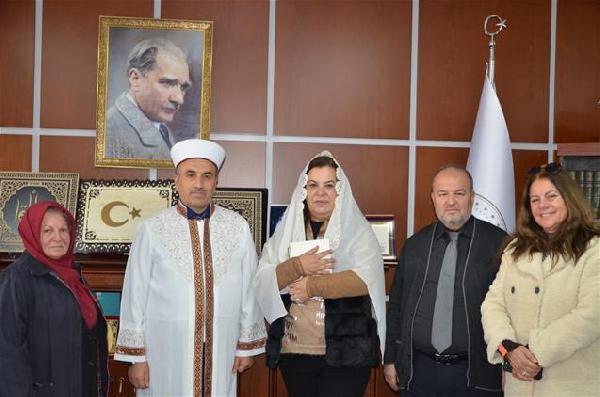 Portekizli öğretim üyesi, Müslüman olup, ‘Meryem’ adını aldı - Son ...