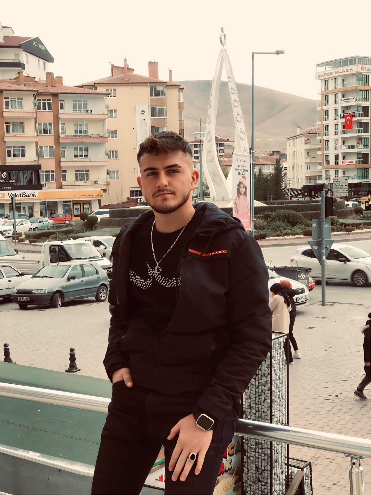 Balkona tırmanıp eski sevgilisinin erkek arkadaşını öldüren şüpheli ile ... Balkona tırmanıp eski sevgilisinin erkek arkadaşını öldüren şüpheli ile ...