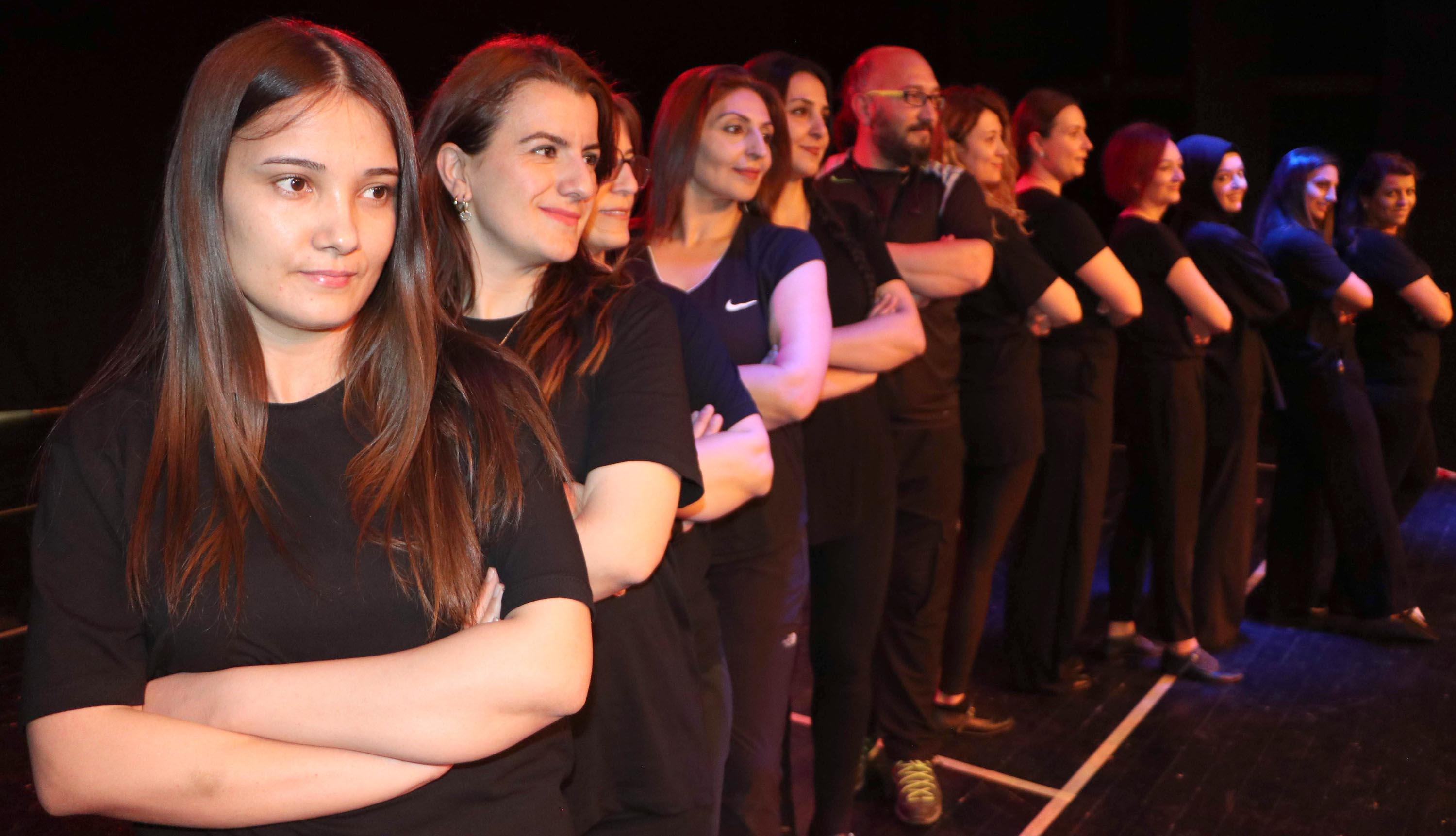 Halk oyunları ekibi kuran öğretmenlerden, provalarda siyah kıyafetlerle ...