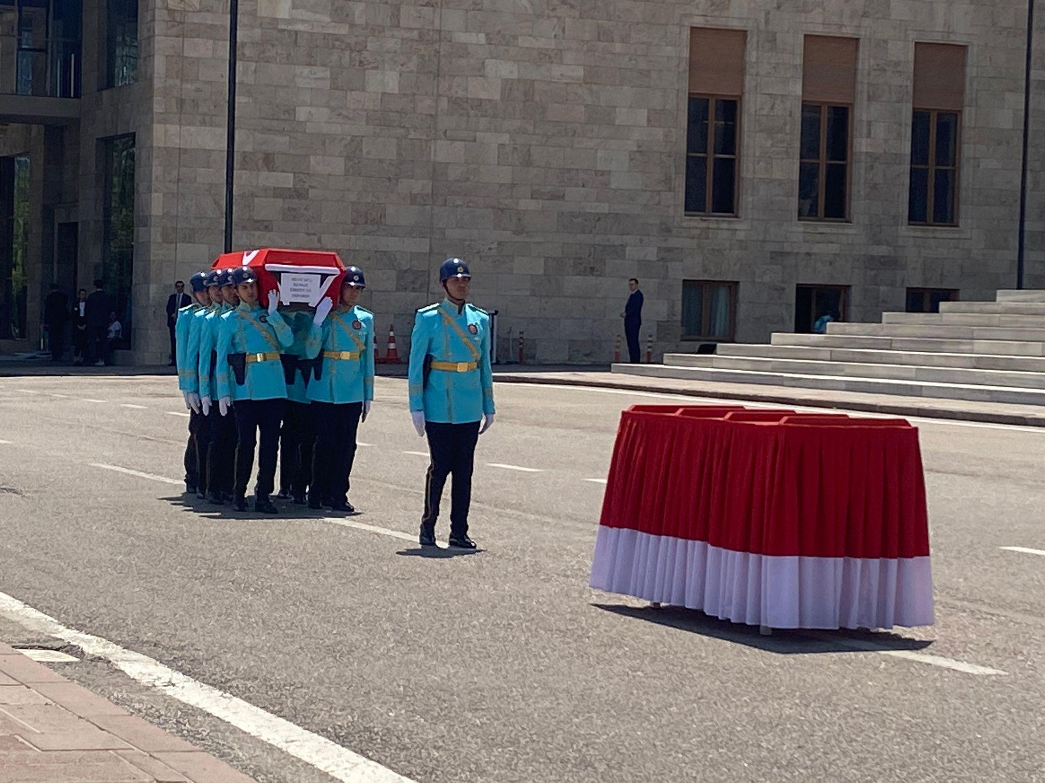 Yaşamını yitiren eski bakan Erkovan için TBMM'de tören - Güncel Gündem ...