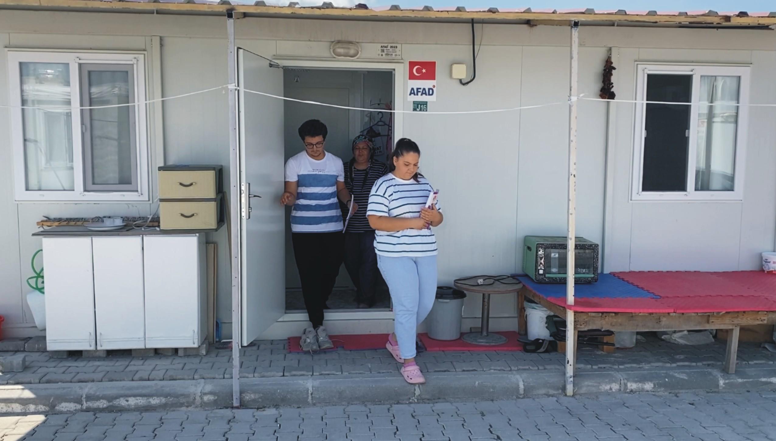 Konteynerde kalan kardeşlerden biri tıp, diğeri diş hekimliği okuyacak ...