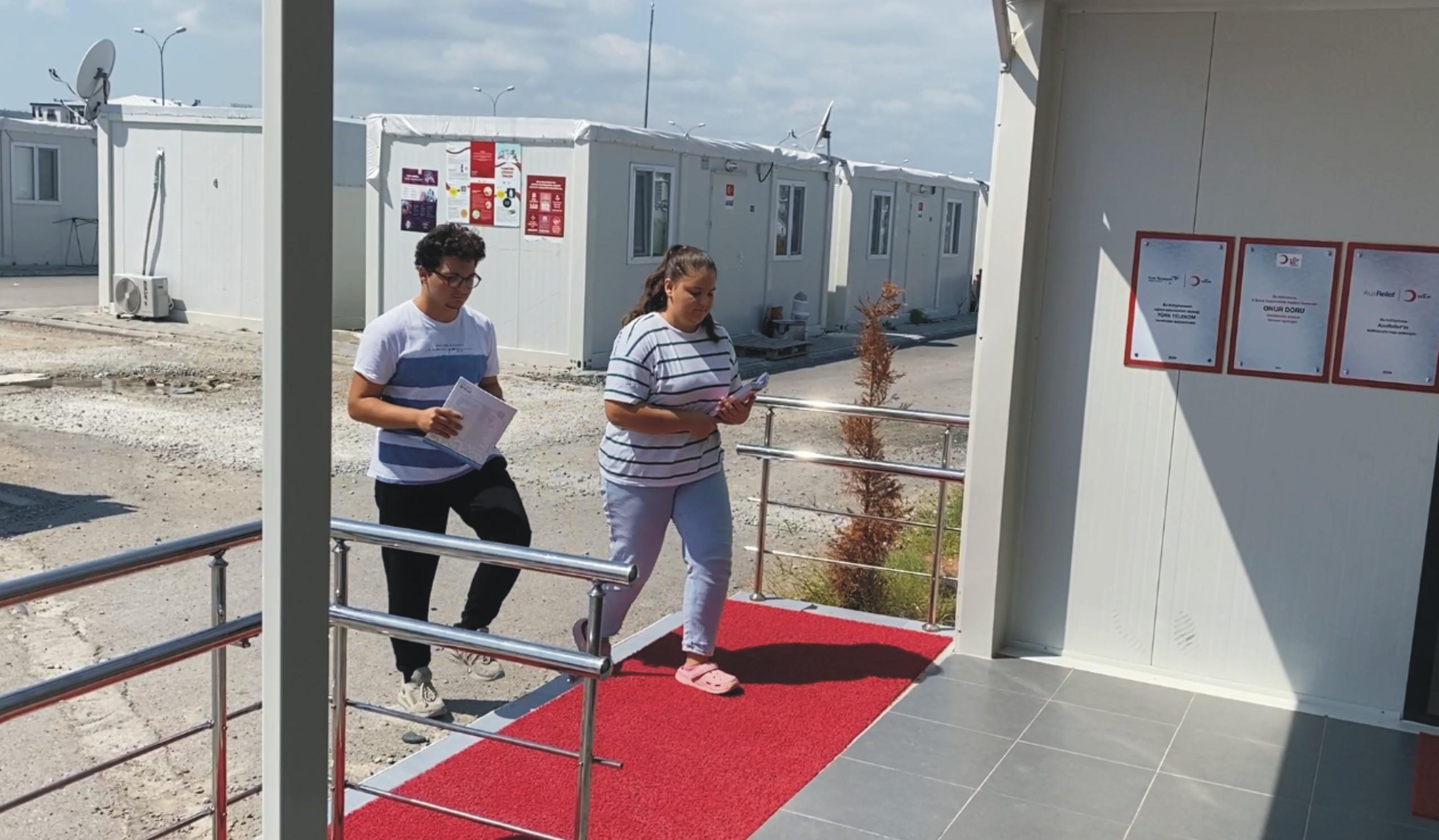 Konteynerde kalan kardeşlerden biri tıp, diğeri diş hekimliği okuyacak ...