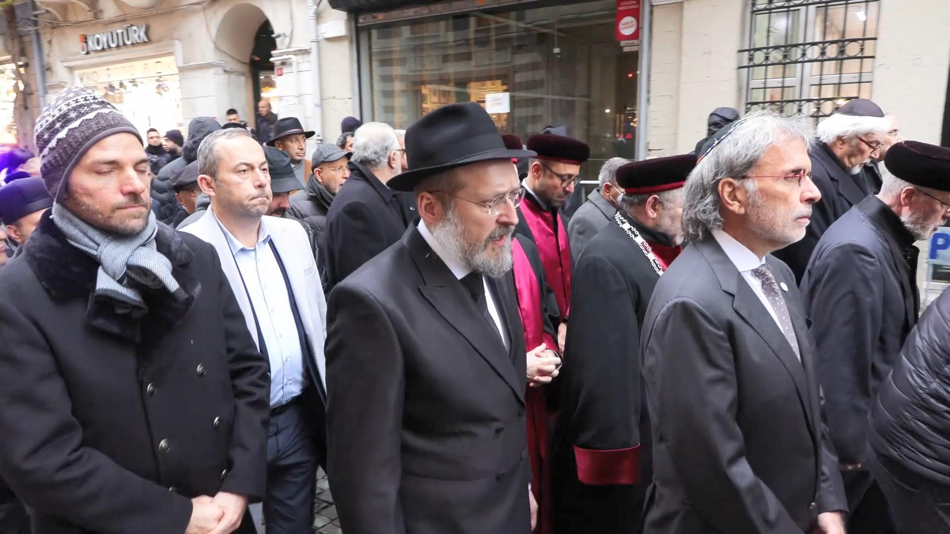 Türkiye Musevileri Hahambaşı Rav İsak Haleva için Neve Şalom Sinagogu ...