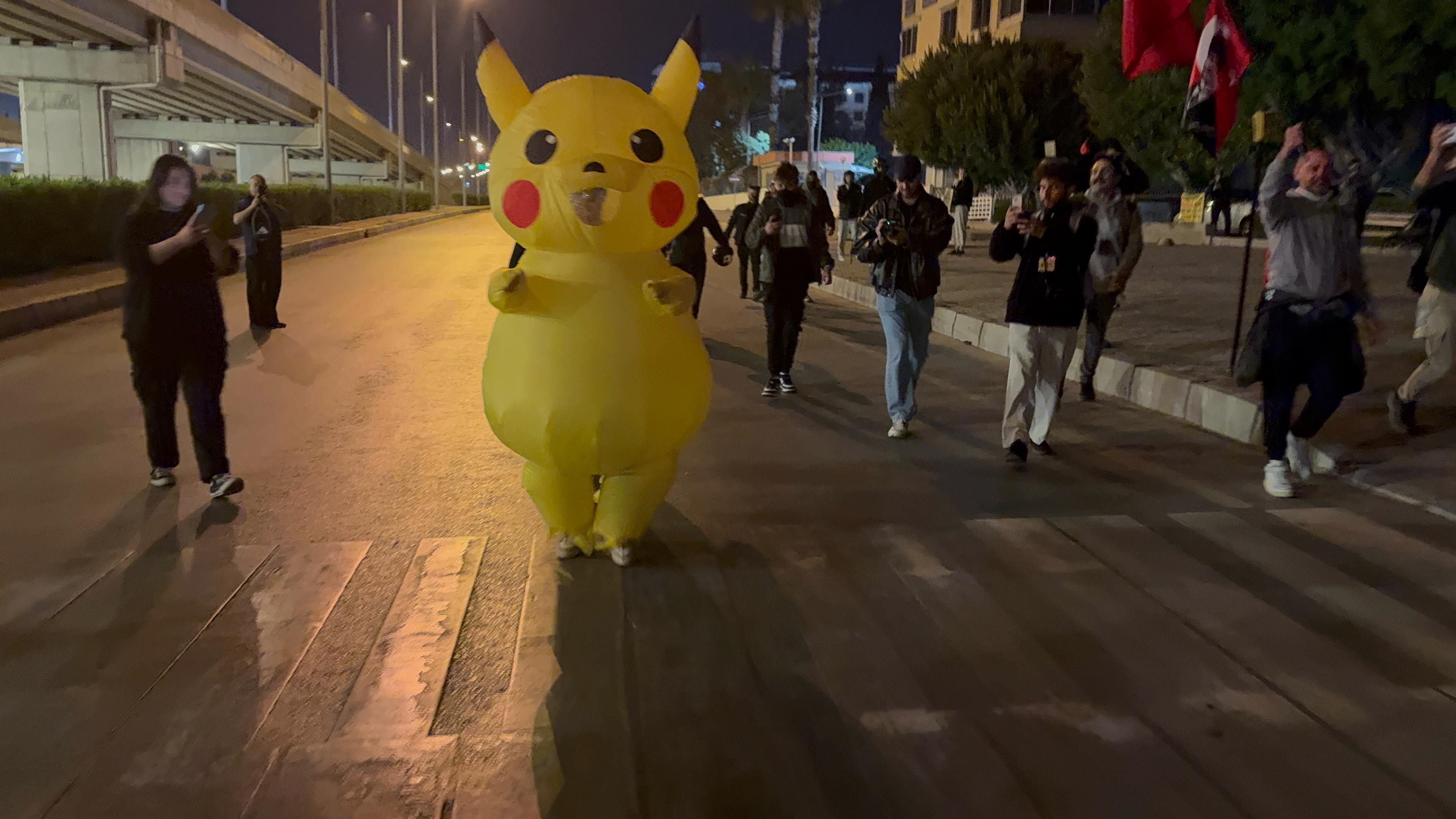 Antalya'da 'İmamoğlu' protestolarında 'Pikachu' ve 'Angry Birds ...