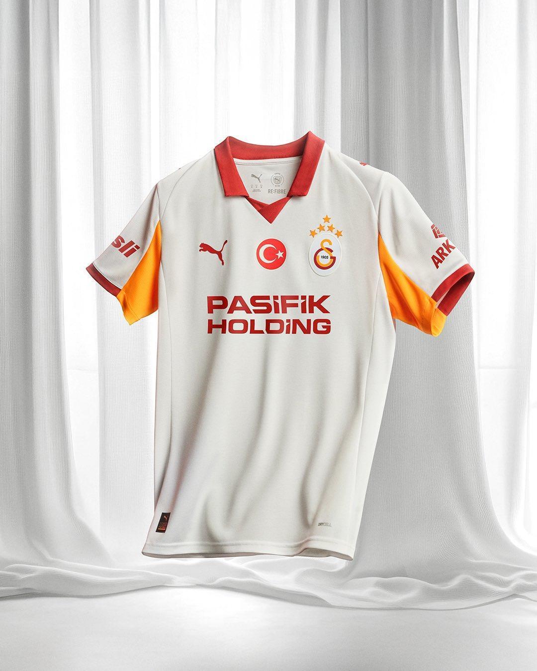 Galatasaray’ın 5 yıldızlı yeni sezon formaları tanıtıldı - Son Dakika ...