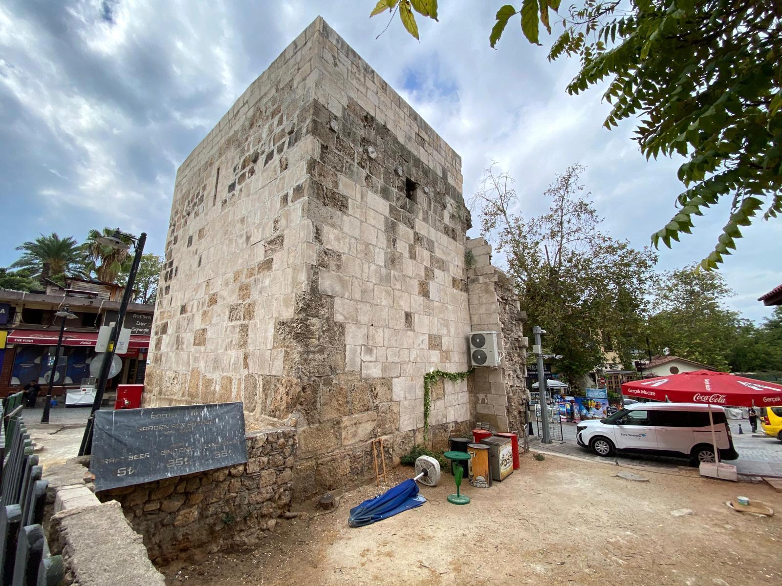 Tarihi burcun duvarı, klima takmak için delindi - Antalya Haberleri