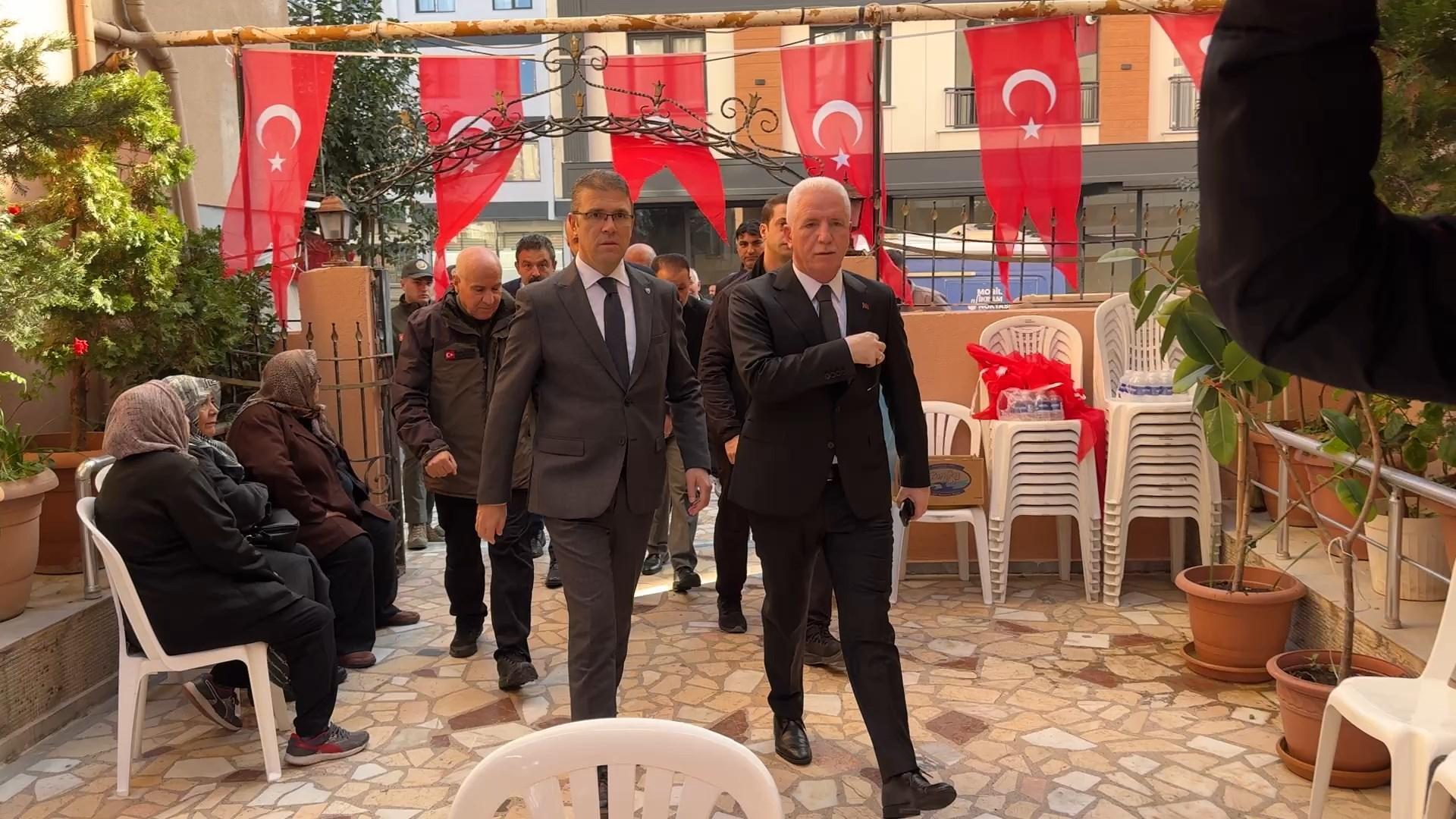 İstanbul Valisi Gül'den, şehit Pilot Hasan Bahar'ın yakınlarına ...
