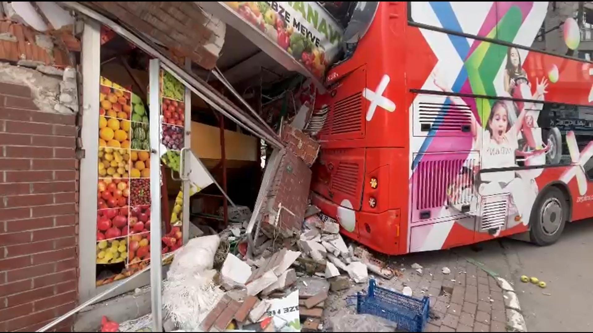 Çift katlı otobüs, otomobil ile manav dükkanına çarptı - Güncel Gündem ...