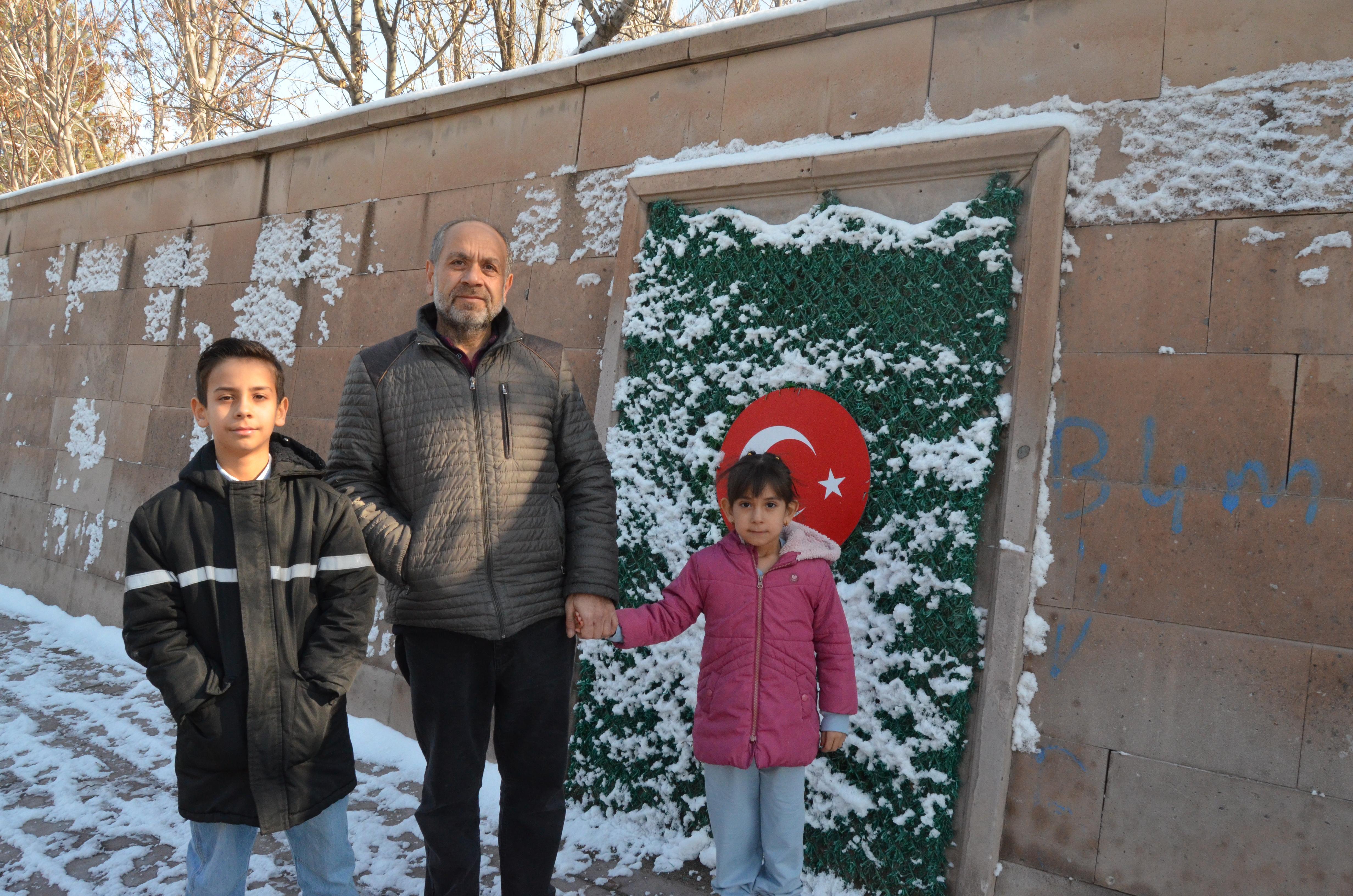 Türk bayrağı motifinin üzerindeki karı temizleyip öpen Zeynep'in babası ...