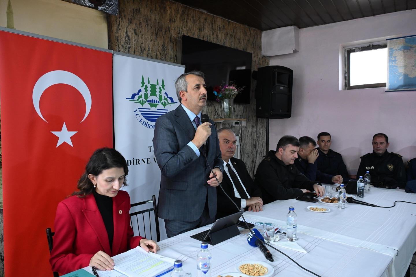 Edirne Valisi Sezer, Enez’de muhtarlar ve vatandaşlarla bir araya geldi ...