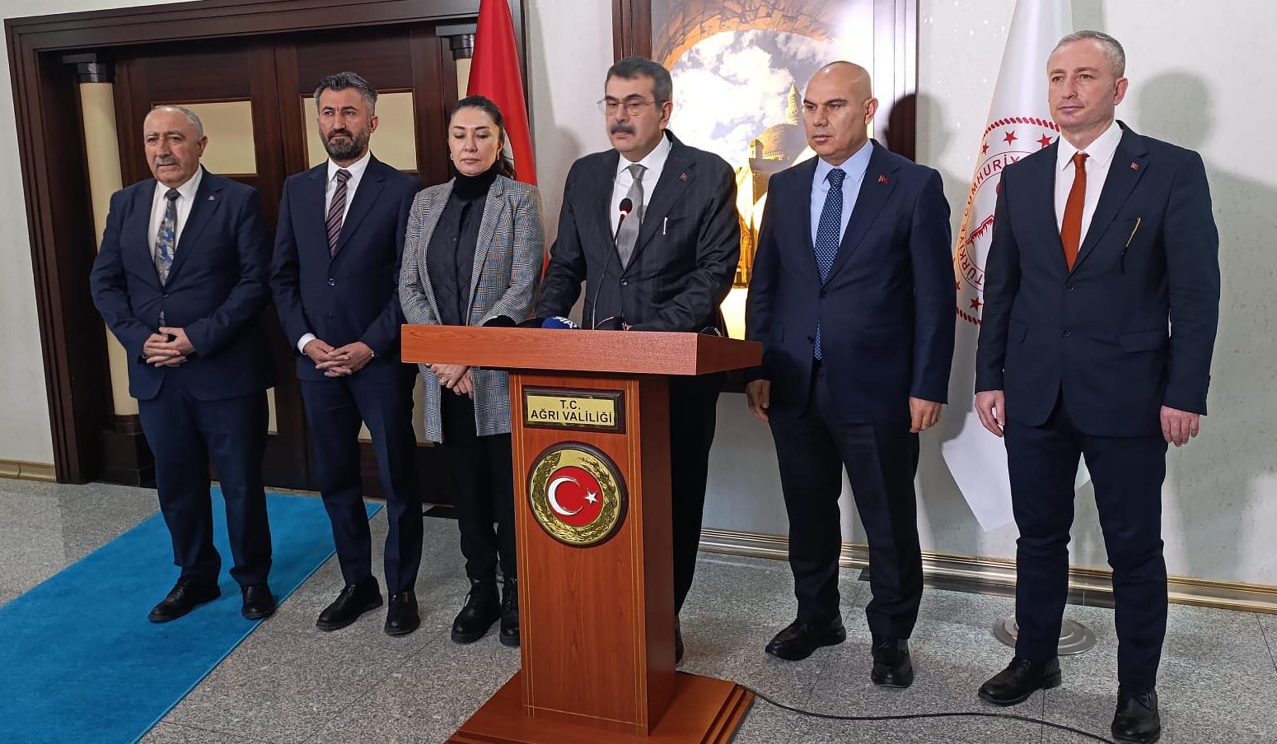 Bakan Tekin öğrencilere karne dağıttı: Yarıyıl tatilinde dinlenip ...