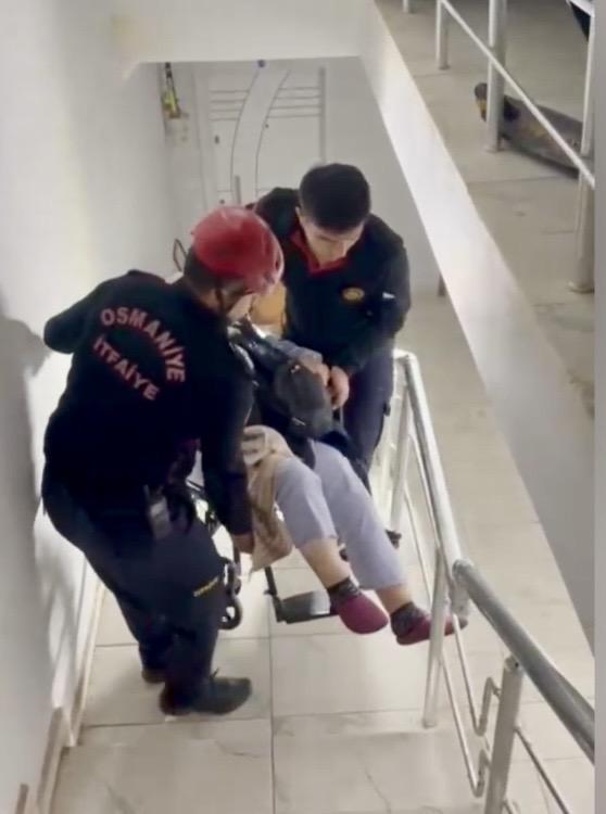 Elektrik kesintisi nedeniyle evine çıkamayan yaşlı kadının yardımına ...