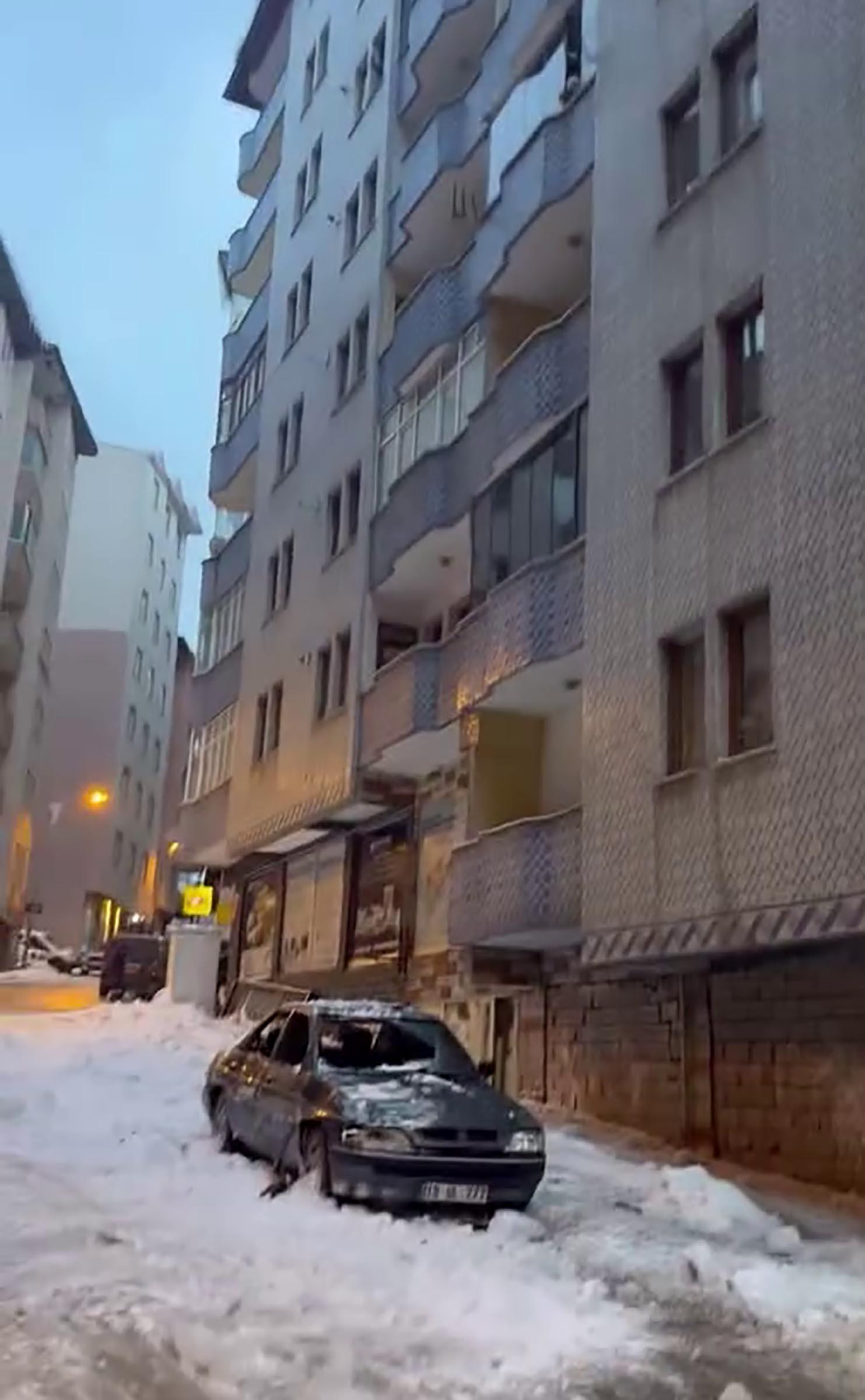 Üzerine çatıdan kar kütlesi düşen otomobil kullanılamaz hale getirdi ...