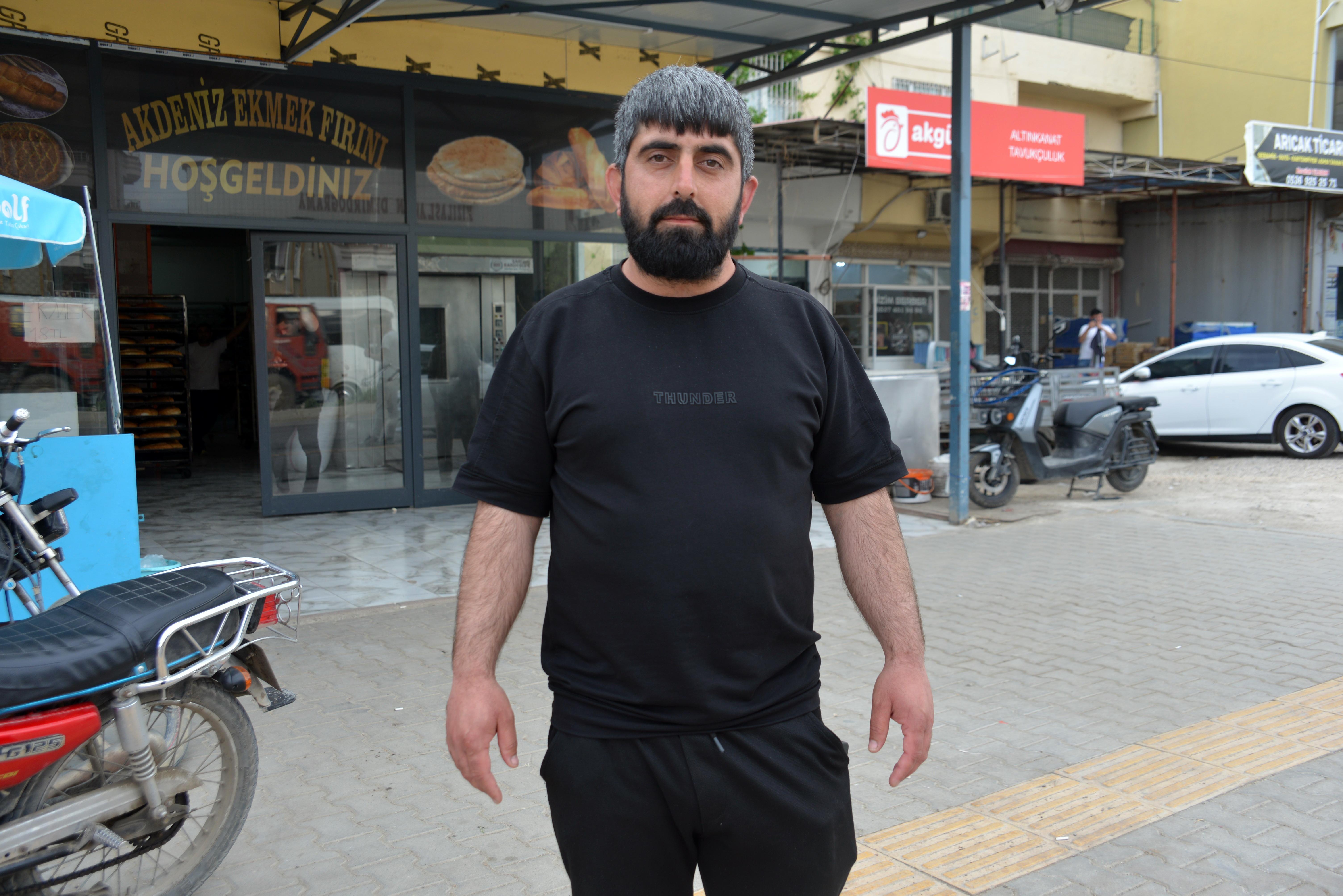 Hafif ticari aracın altındaki terliğini almak isteyen çocuk, son anda ...