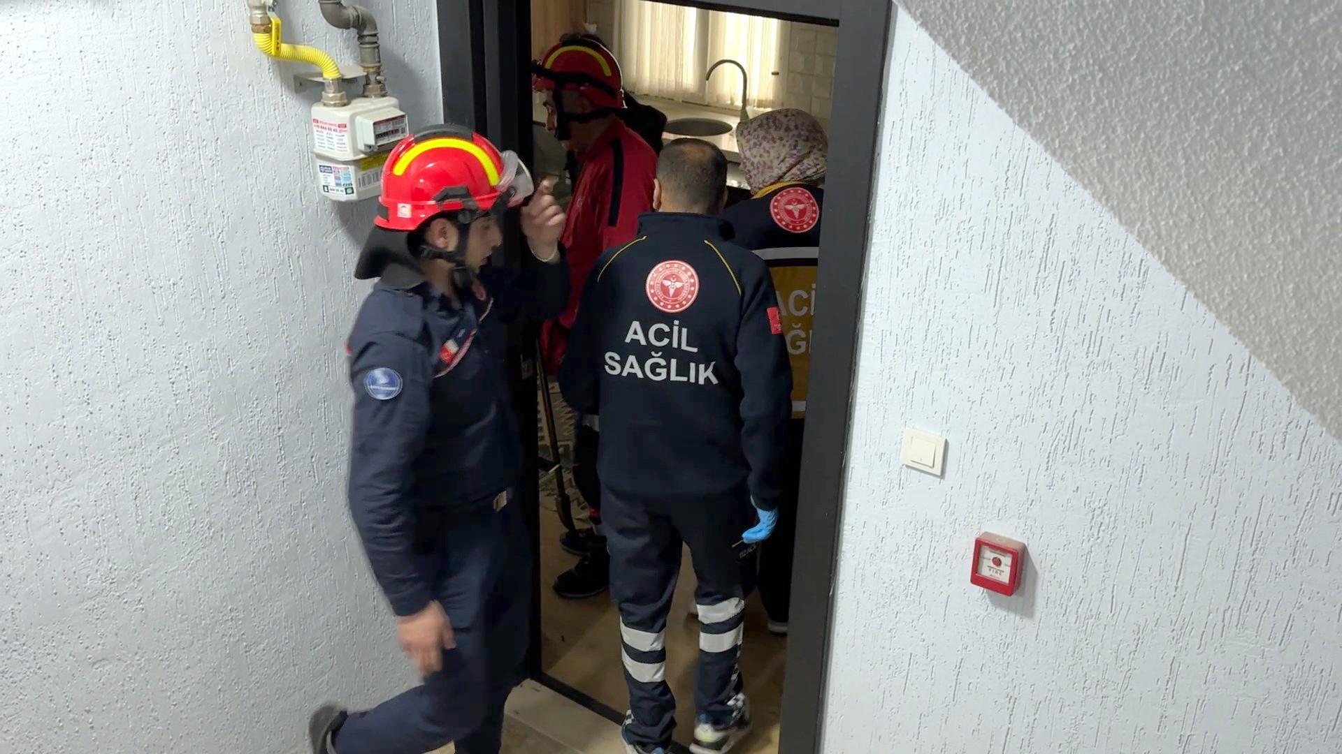 Avcılar'da haber alınamayan 89 yaşındaki kadına kapı kırılarak ulaşıldı ...