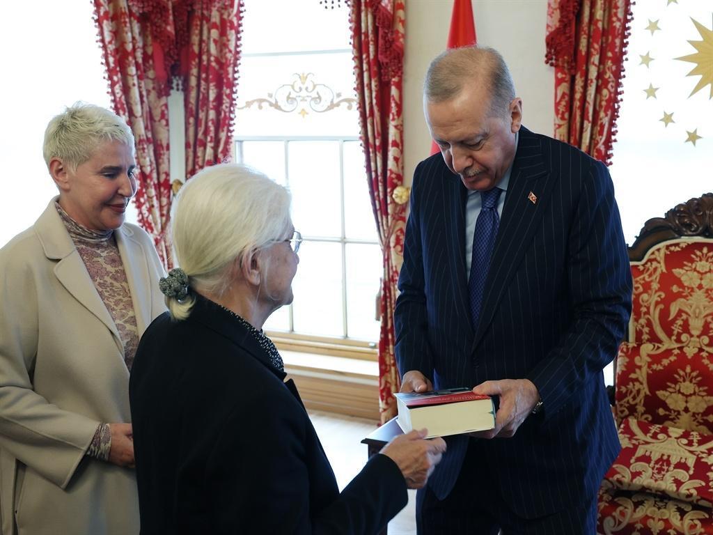 Cumhurbaşkanı Erdoğan, Adnan Menderes ve dava arkadaşlarının ailelerini ...