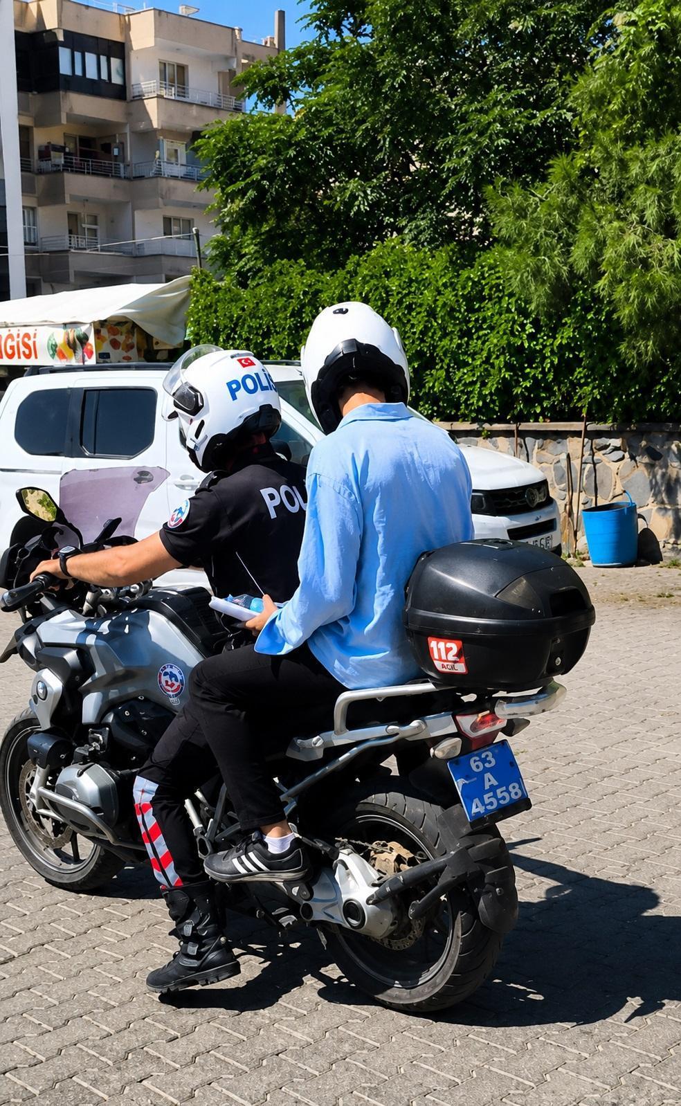Şanlıurfa'da YKS'ye geç kalan öğrencileri polis yetiştirdi - Şanlıurfa ...