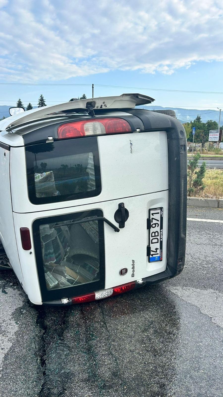 Devrilen hafif ticari araçta sıkışan sürücü yaralandı - Bolu Merkez ...