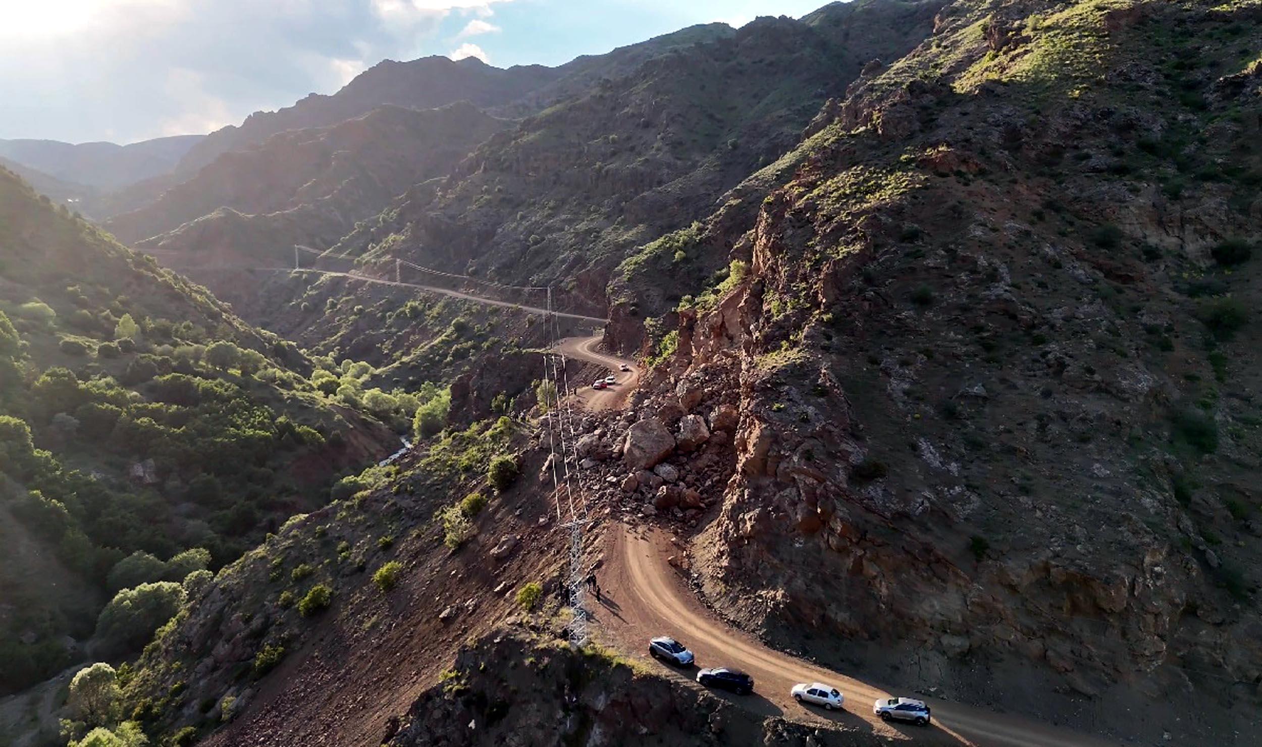 İki mahalleyi bağlayan yol kapandı, mahalleli tepki gösterdi - Erzurum ...