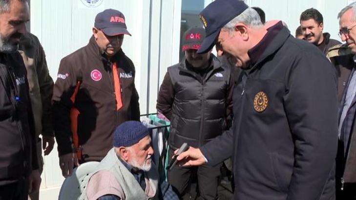 Bakan Akar, selam ileten Kore gazisi depremzedeyi Soylu ile görüştürdü ...