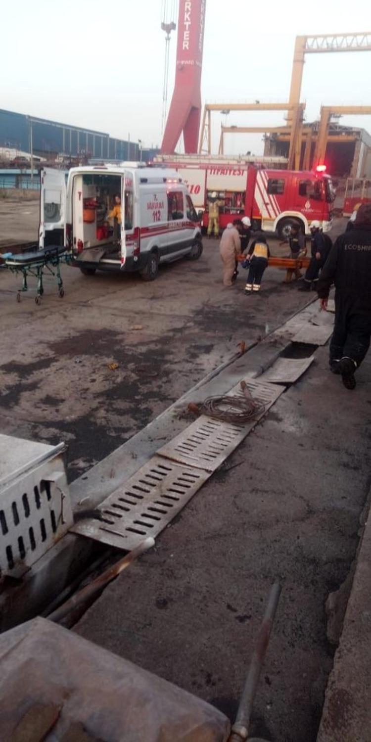 Tuzla Tersanesi'nde feci kaza: 5 işçi hastaneye kaldırıldı Tuzla Tersanesi'nde feci kaza: 5 işçi hastaneye kaldırıldı
