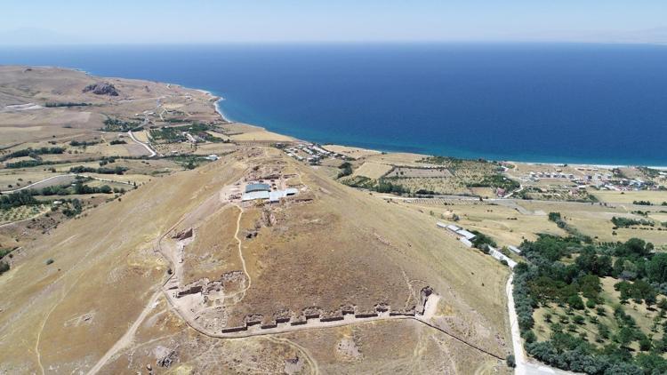 Prof. Dr. Işıklı: Ayanis Kalesi'nin dünyaya açılması gerekiyor