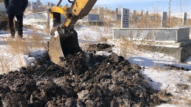 Toprak dondu, mezar iş makinesi ile kazıldı