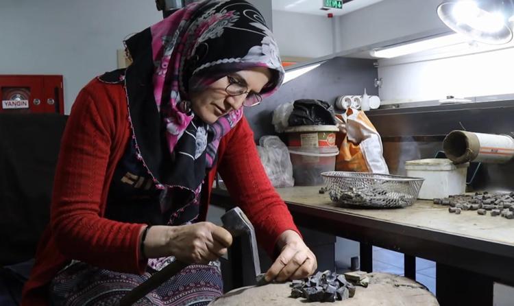 Oltu'nun 'kara kehribarına' kadın eli değdi